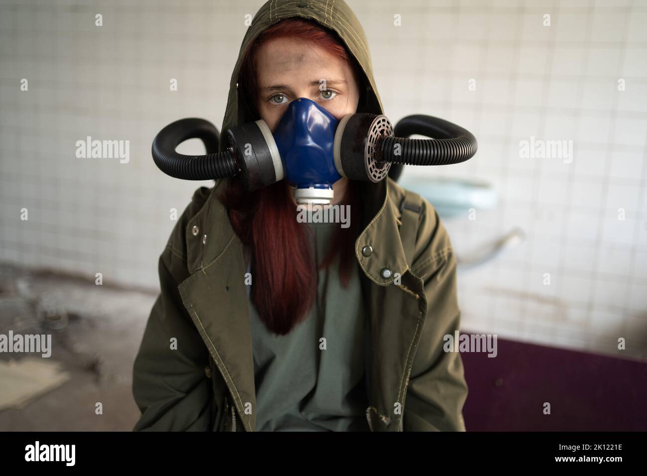 Post apocalypse female survivor. Woman in gas mask close up portrait in ...
