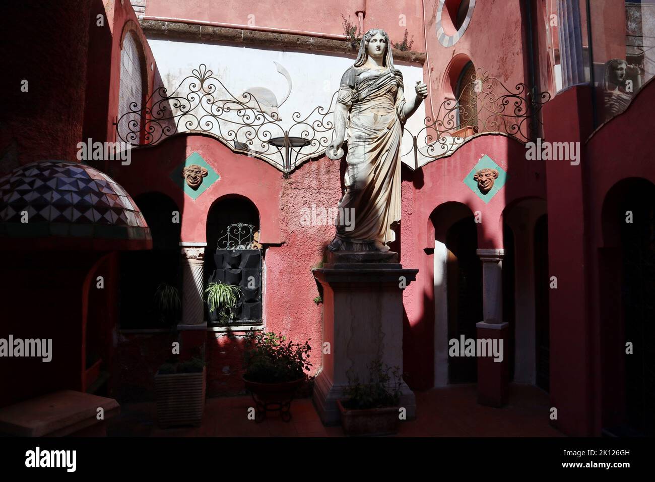 Anacapri - Statua in esposizione nel cortile del Museo Casa Rossa Stock ...