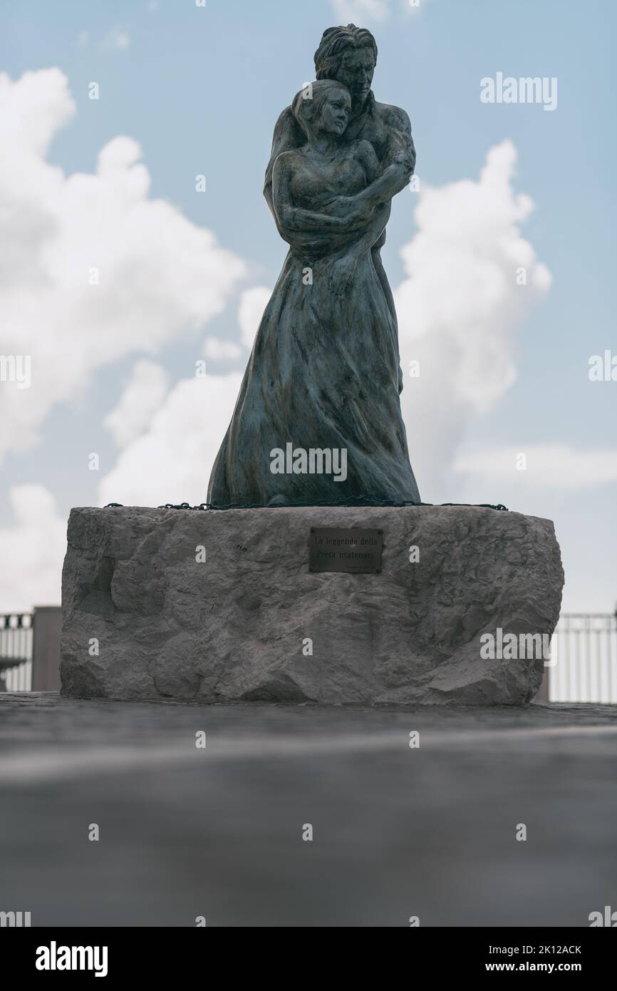 lovers hug statue Stock Photo - Alamy