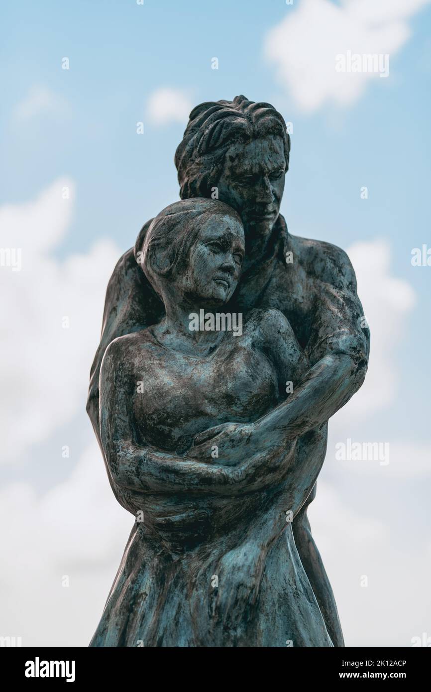 lovers hug statue Stock Photo - Alamy