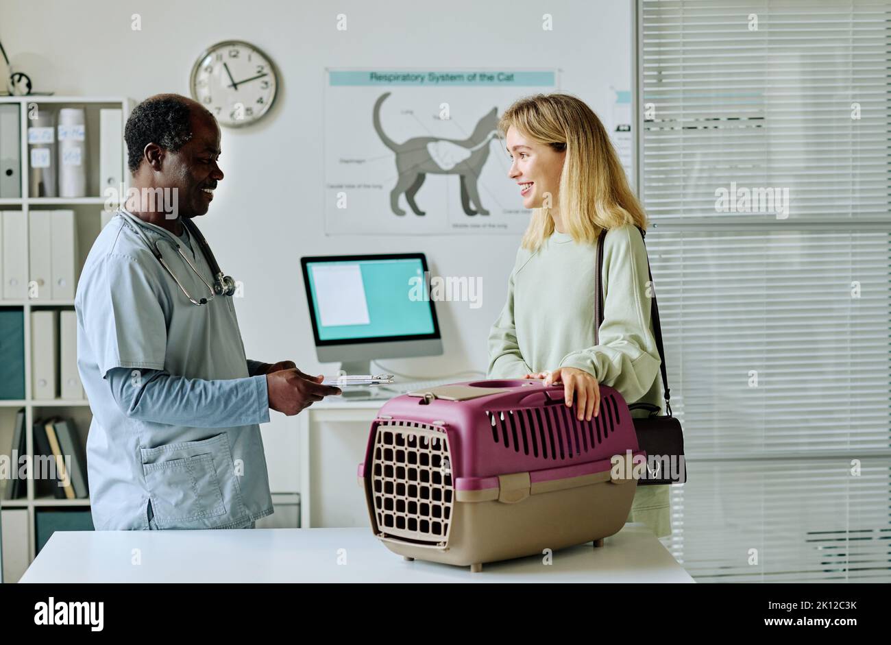 Visiting veterinary doctor hi-res stock photography and images - Alamy