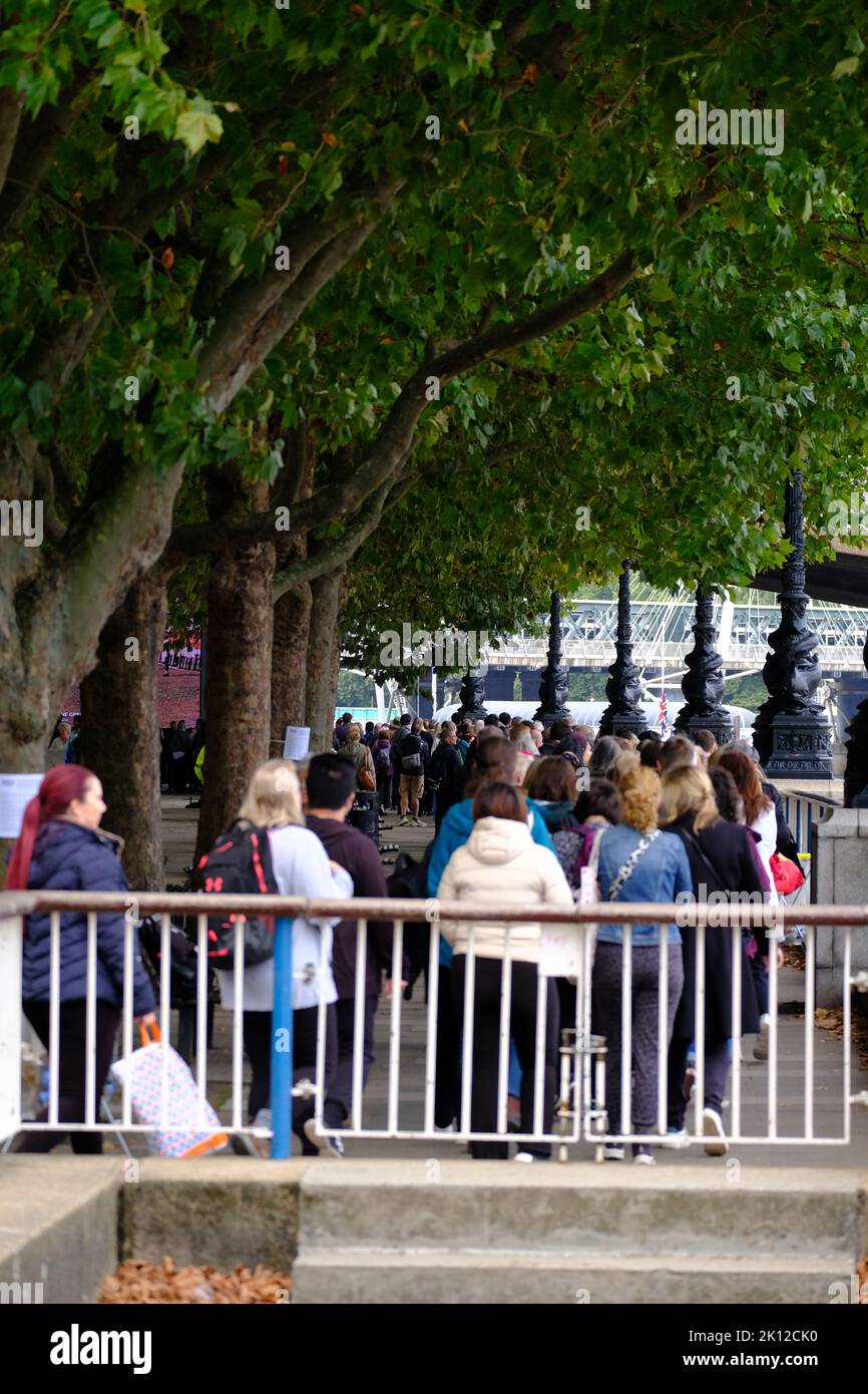 Queue to view the Queen laying in state stretching from Westminster ...