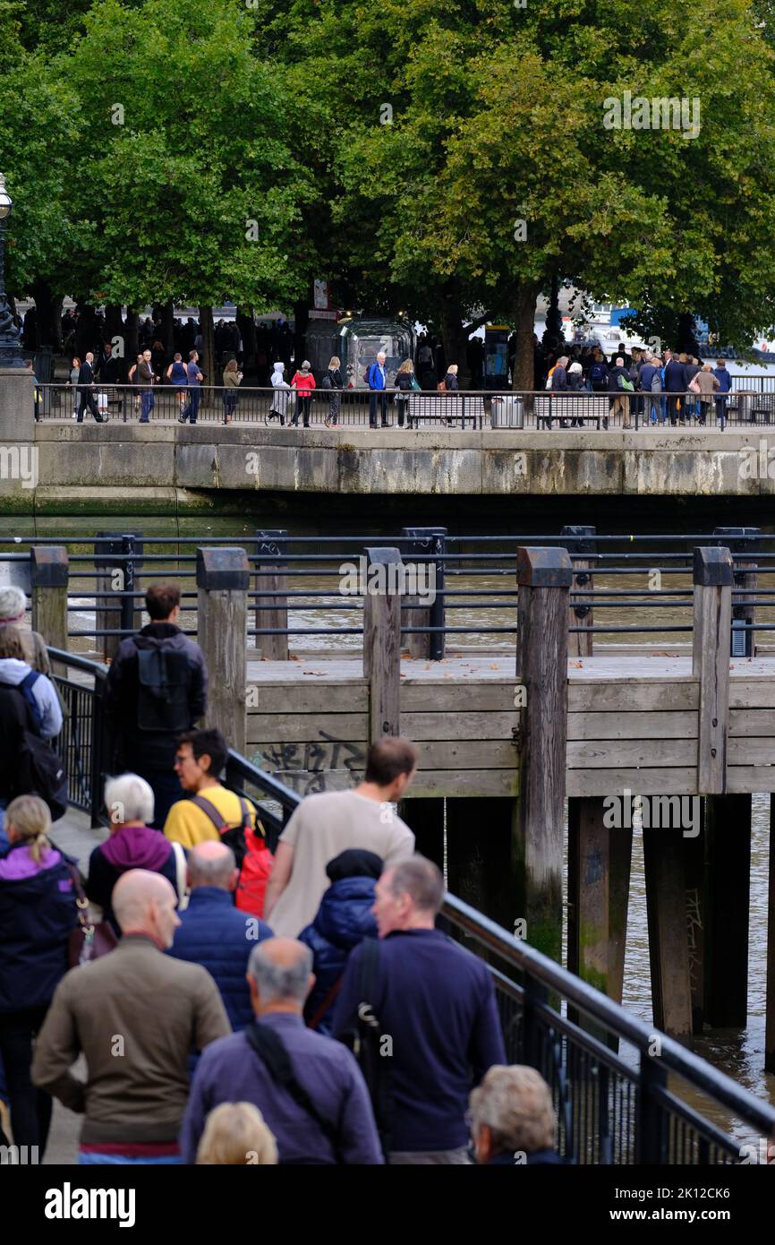 Queue to view the Queen laying in state stretching from Westminster ...