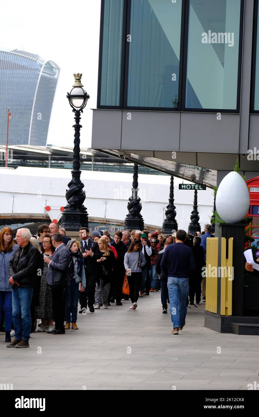 Queue to view the Queen laying in state stretching from Westminster ...