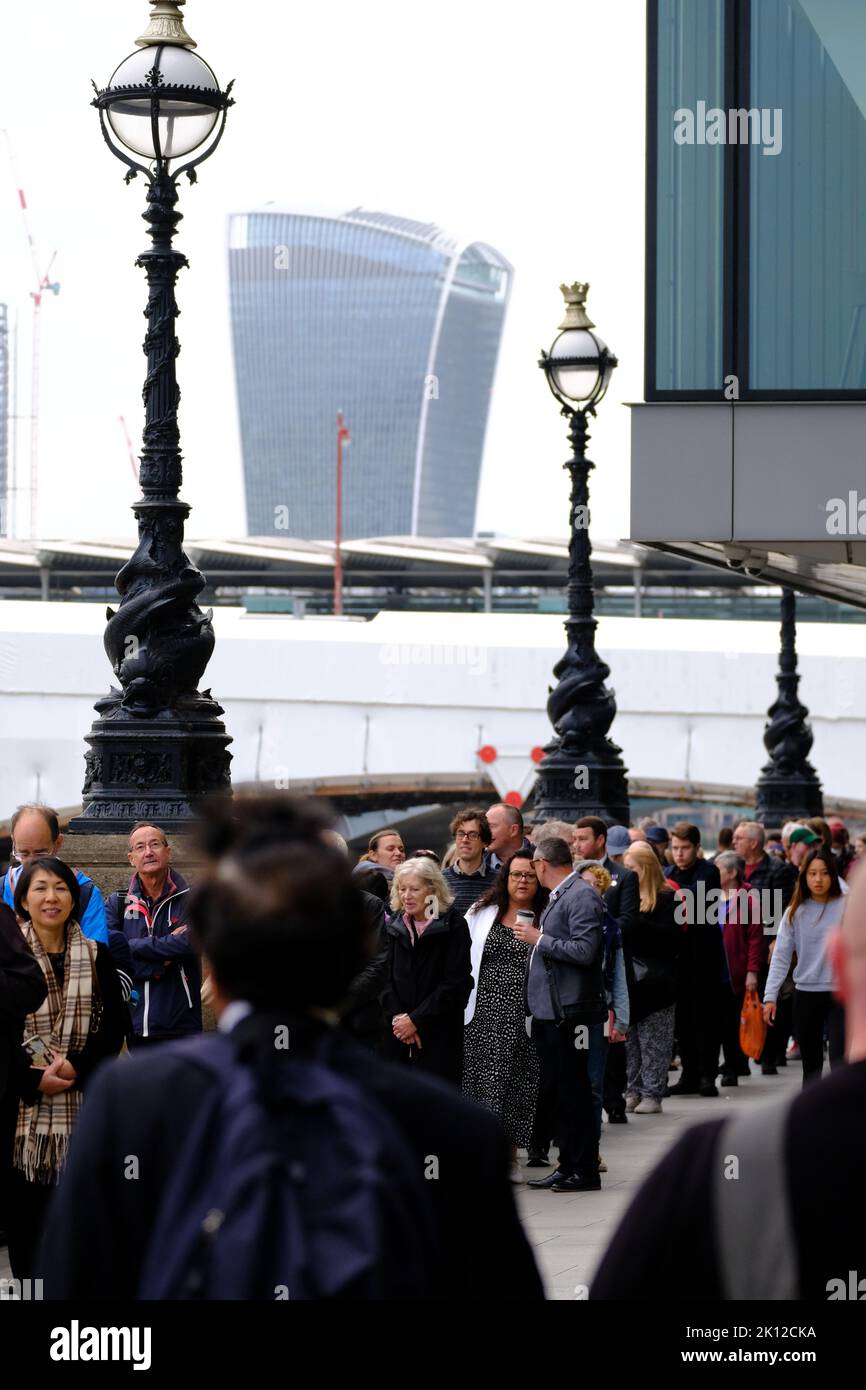 Queue to view the Queen laying in state stretching from Westminster ...