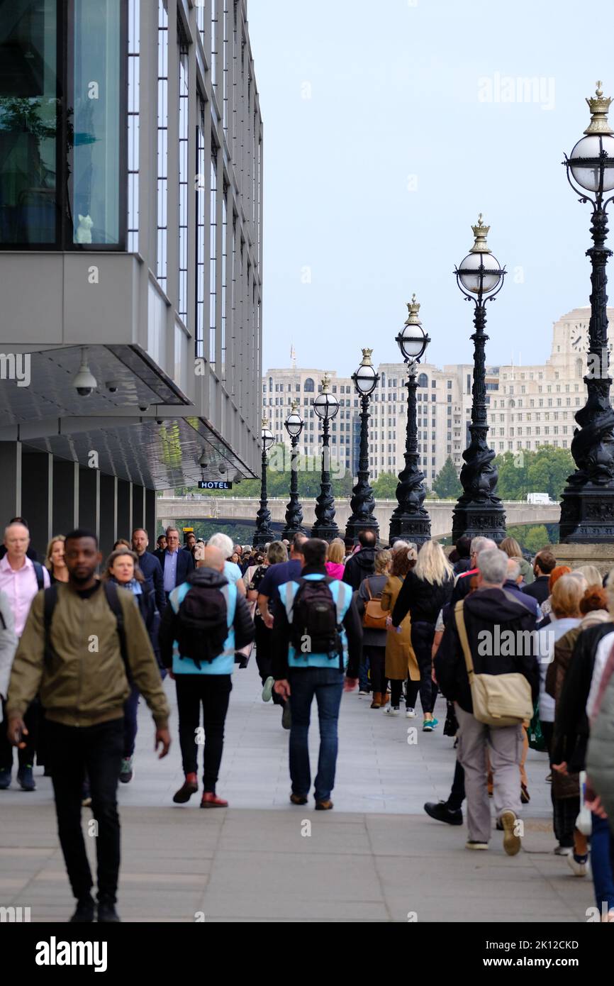 Queue to view the Queen laying in state stretching from Westminster ...
