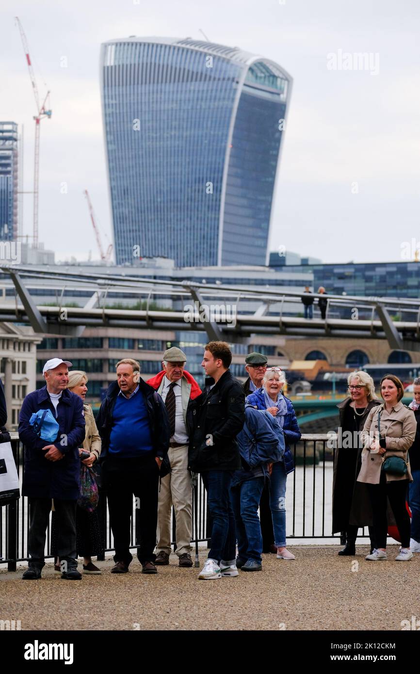 Queue to view the Queen laying in state stretching from Westminster ...