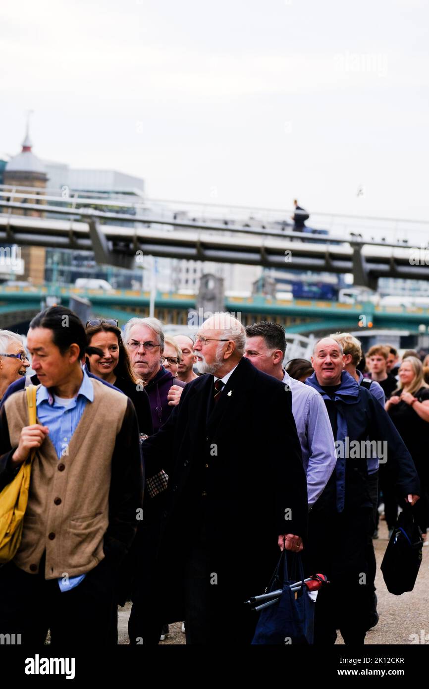 Queue to view the Queen laying in state stretching from Westminster ...