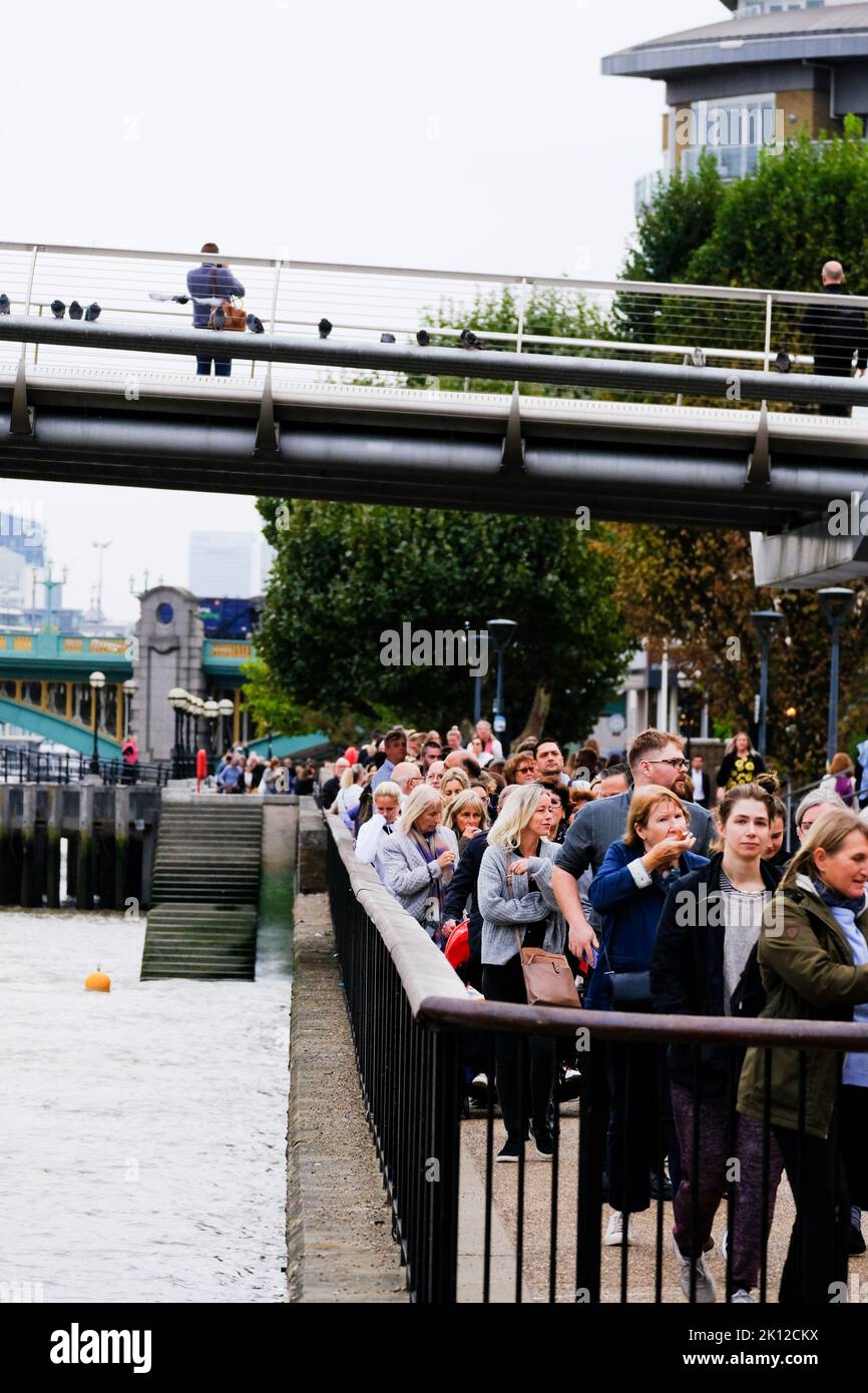 Queue to view the Queen laying in state stretching from Westminster ...