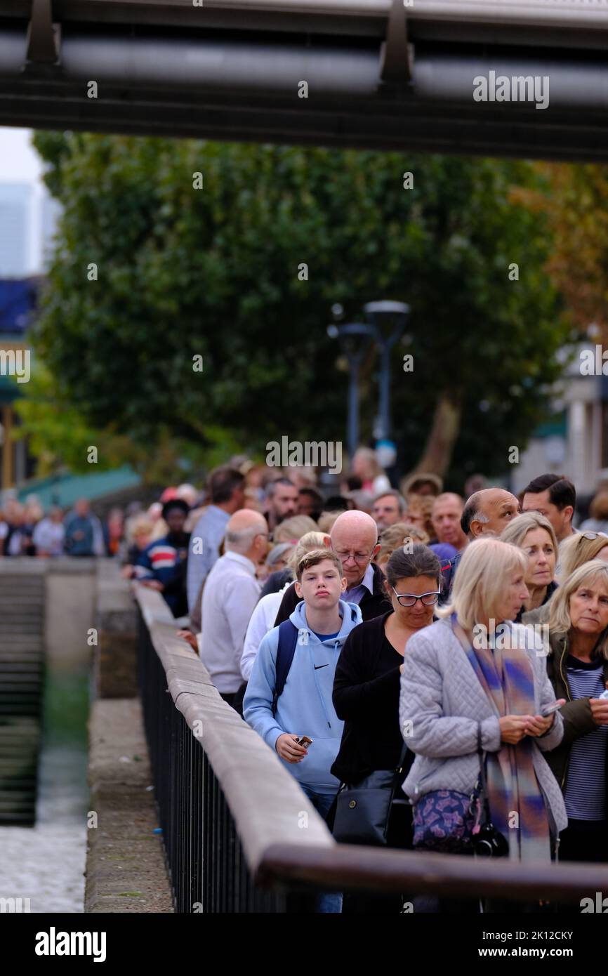 Queue to view the Queen laying in state stretching from Westminster ...