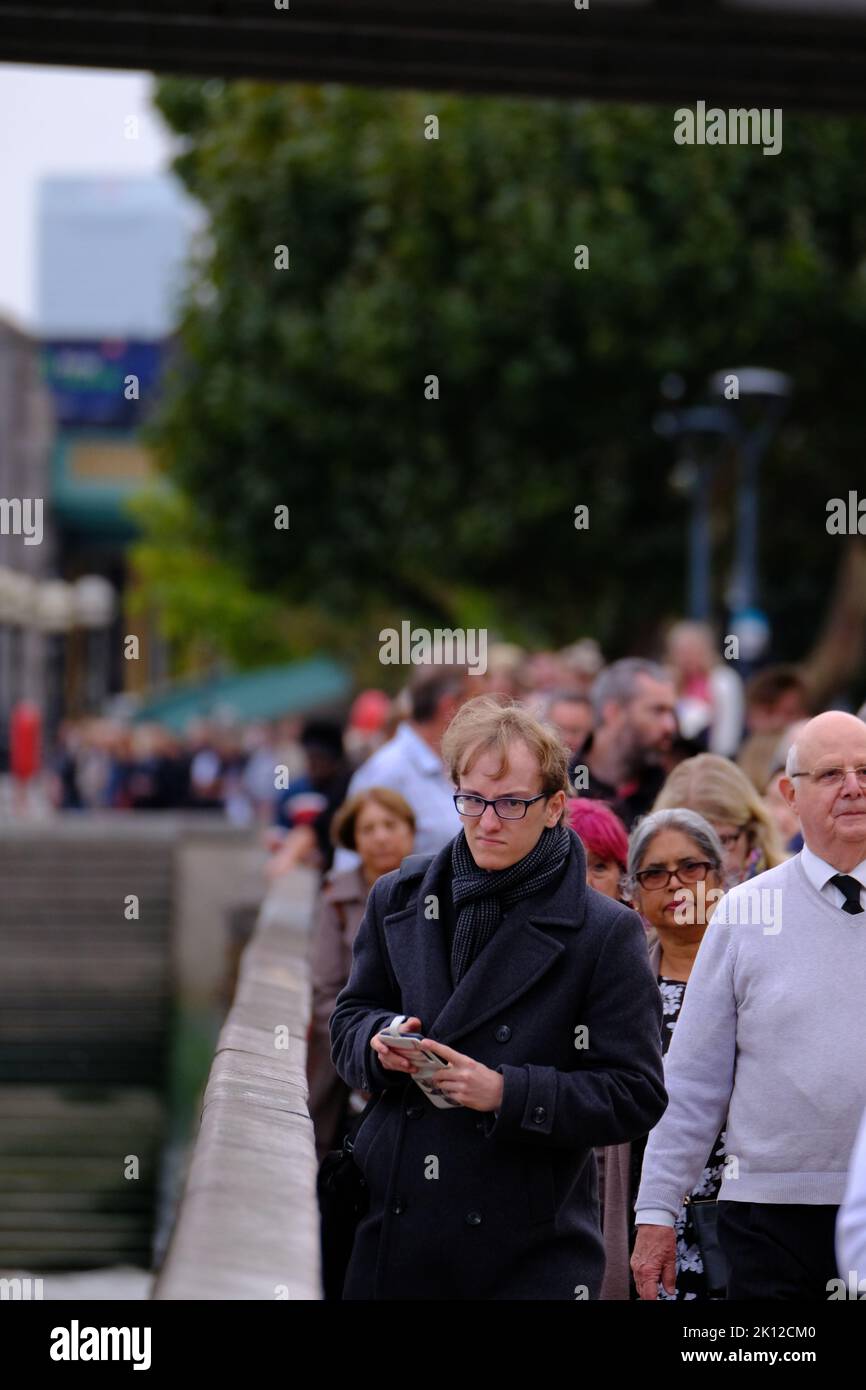 Queue to view the Queen laying in state stretching from Westminster ...