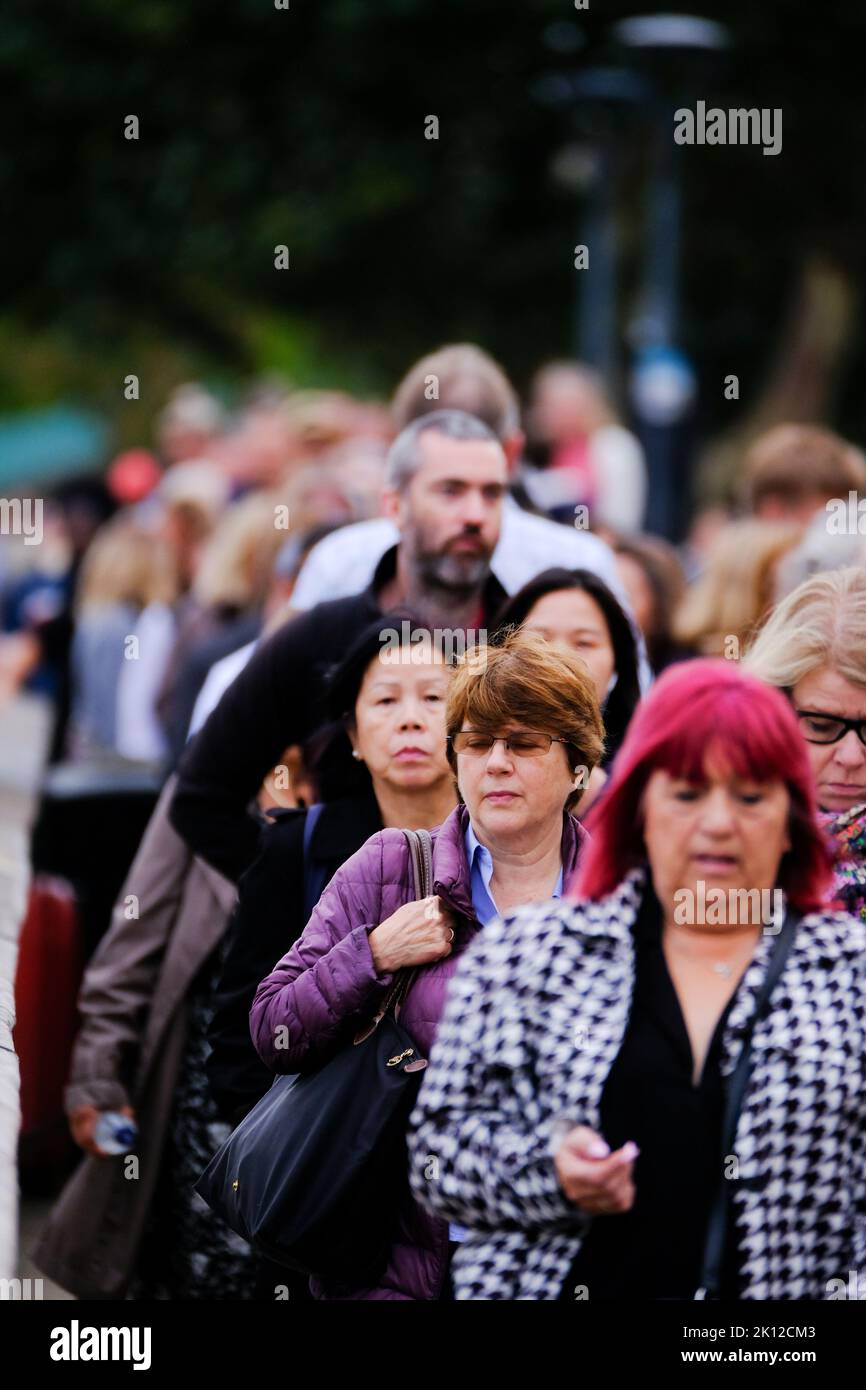 Queue to view the Queen laying in state stretching from Westminster ...