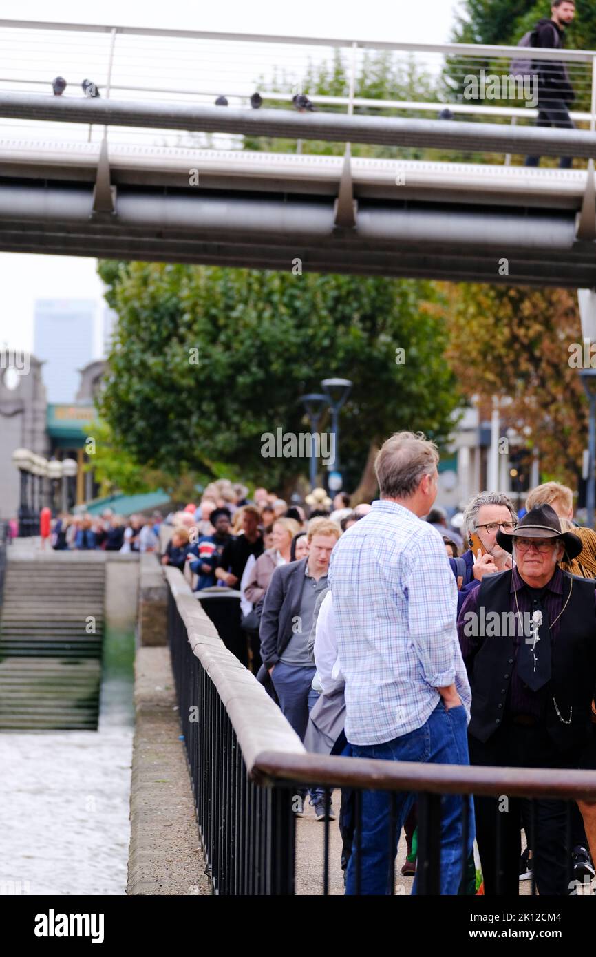 Queue to view the Queen laying in state stretching from Westminster ...