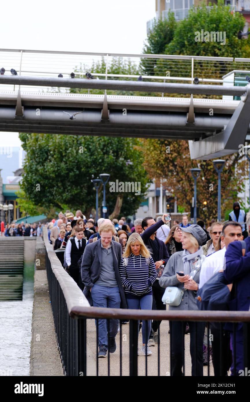 Queue to view the Queen laying in state stretching from Westminster ...