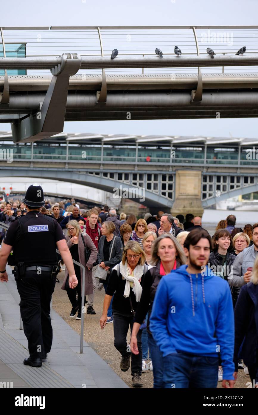 Queue to view the Queen laying in state stretching from Westminster ...