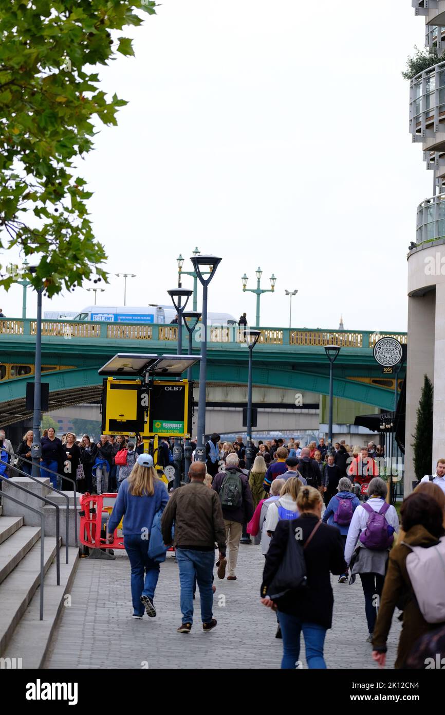 Queue to view the Queen laying in state stretching from Westminster ...