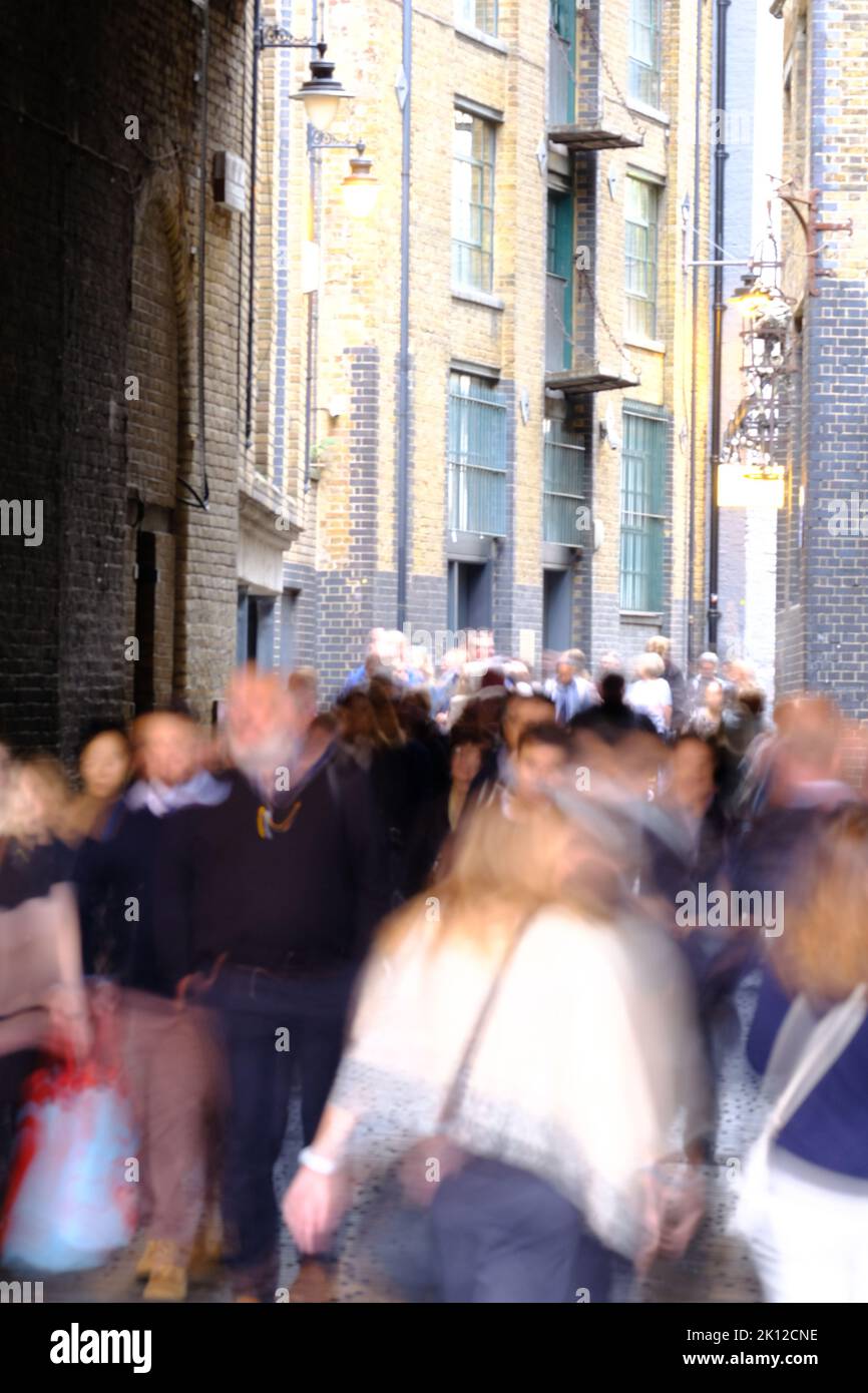 Queue to view the Queen laying in state stretching from Westminster ...