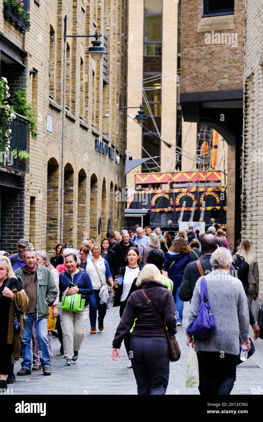 Queue to view the Queen laying in state stretching from Westminster ...