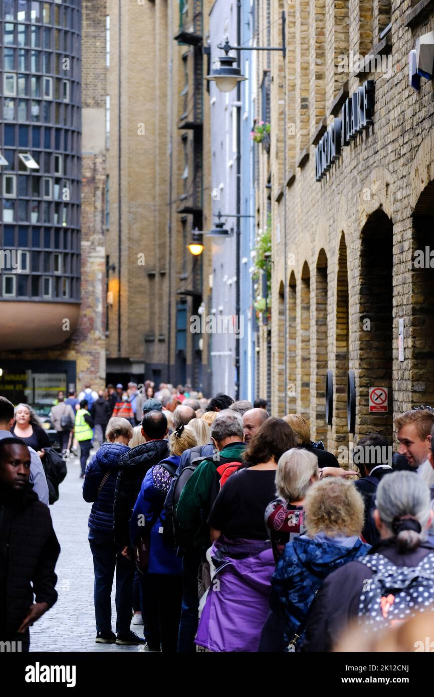 Queue to view the Queen laying in state stretching from Westminster ...
