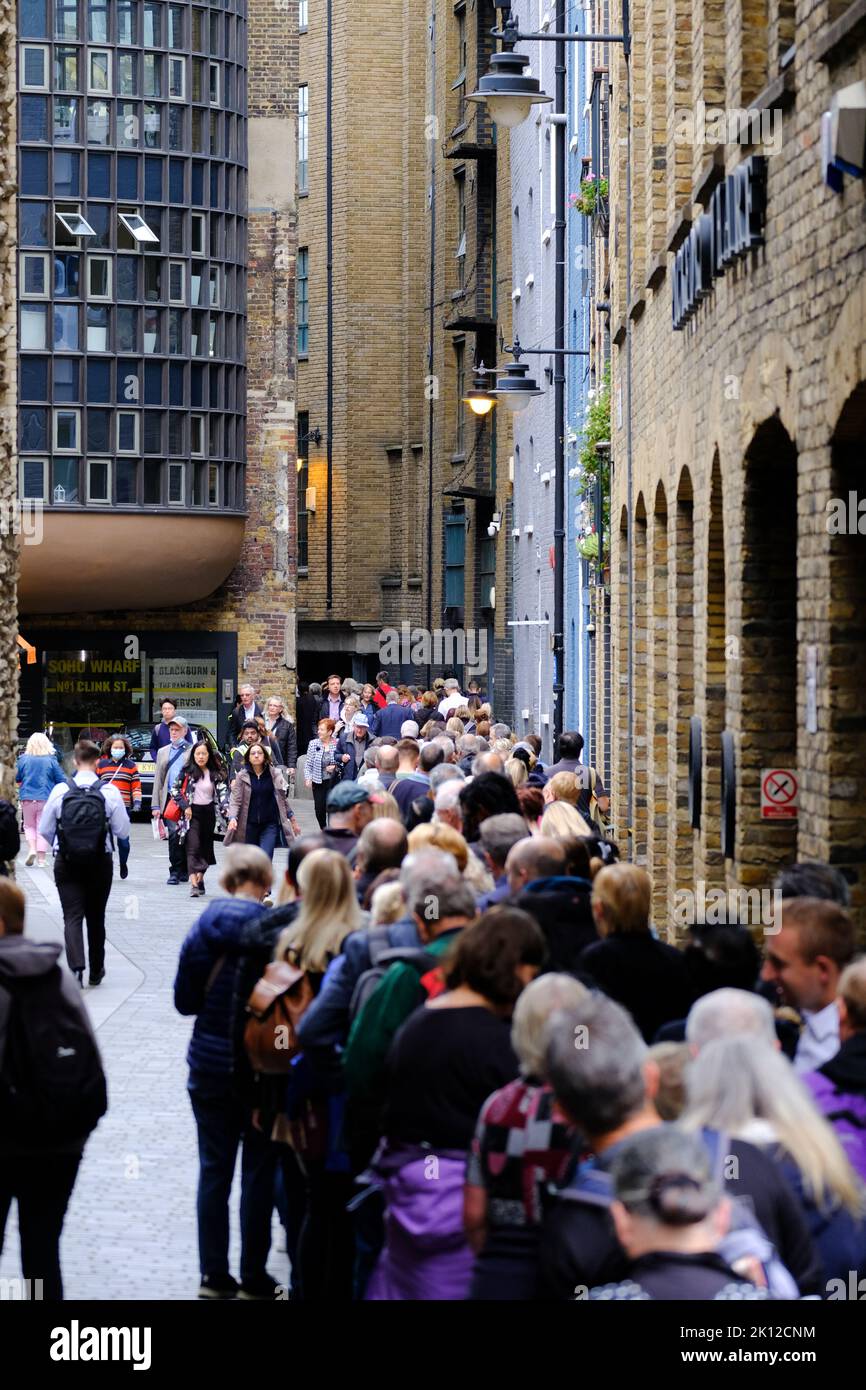 Queue to view the Queen laying in state stretching from Westminster ...
