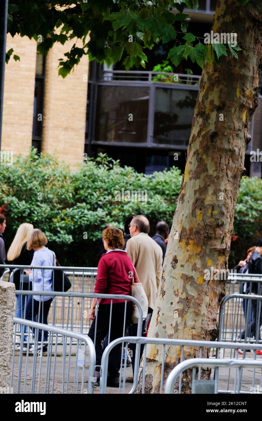 Queue to view the Queen laying in state stretching from Westminster ...