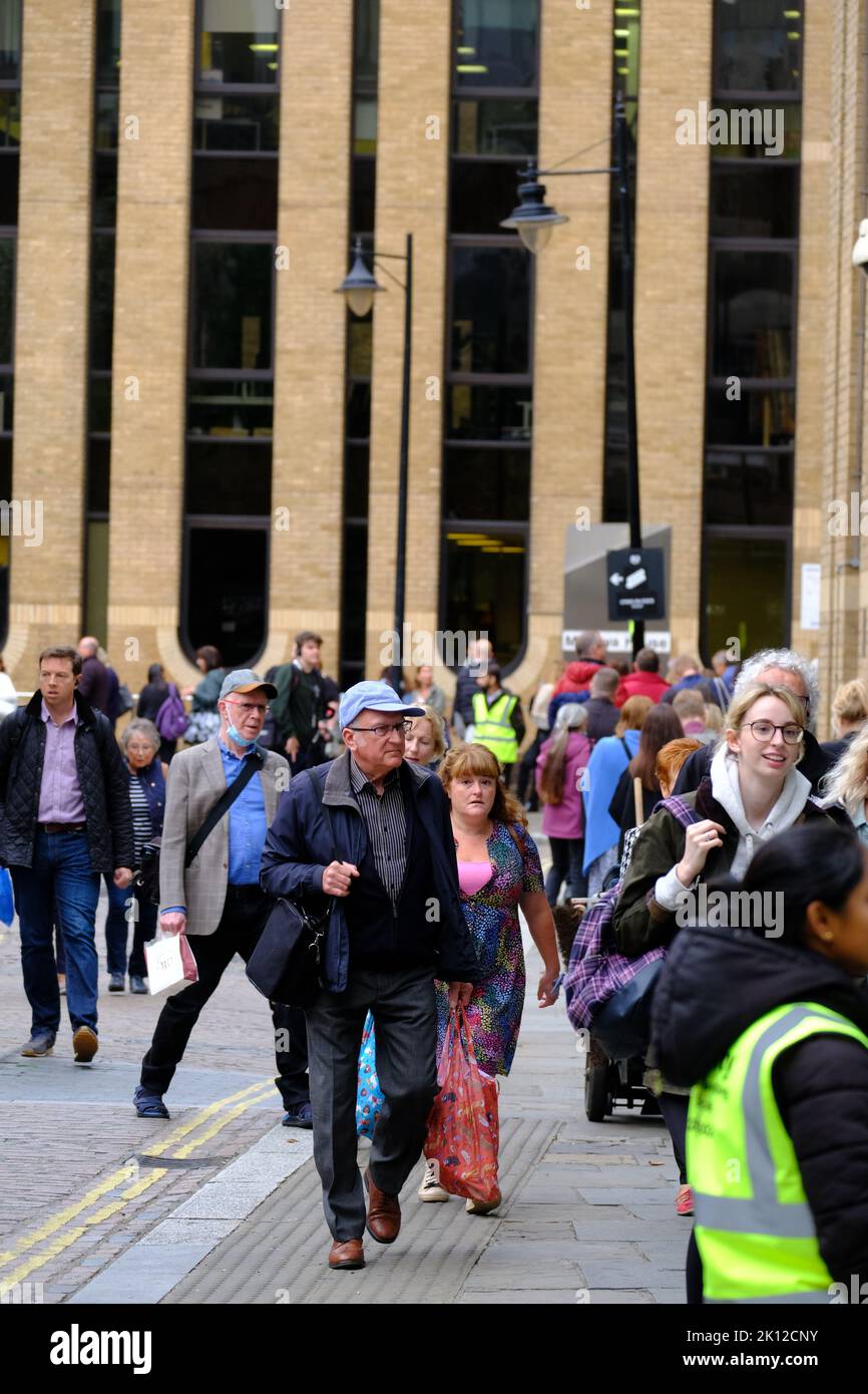 Queue to view the Queen laying in state stretching from Westminster ...