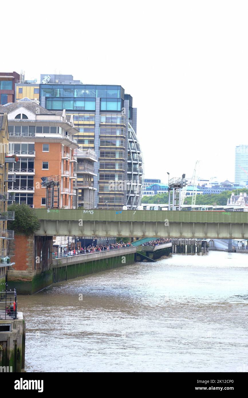 Queue to view the Queen laying in state stretching from Westminster ...