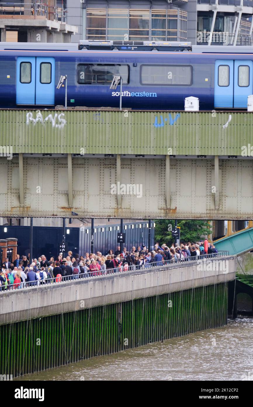 Queue to view the Queen laying in state stretching from Westminster ...