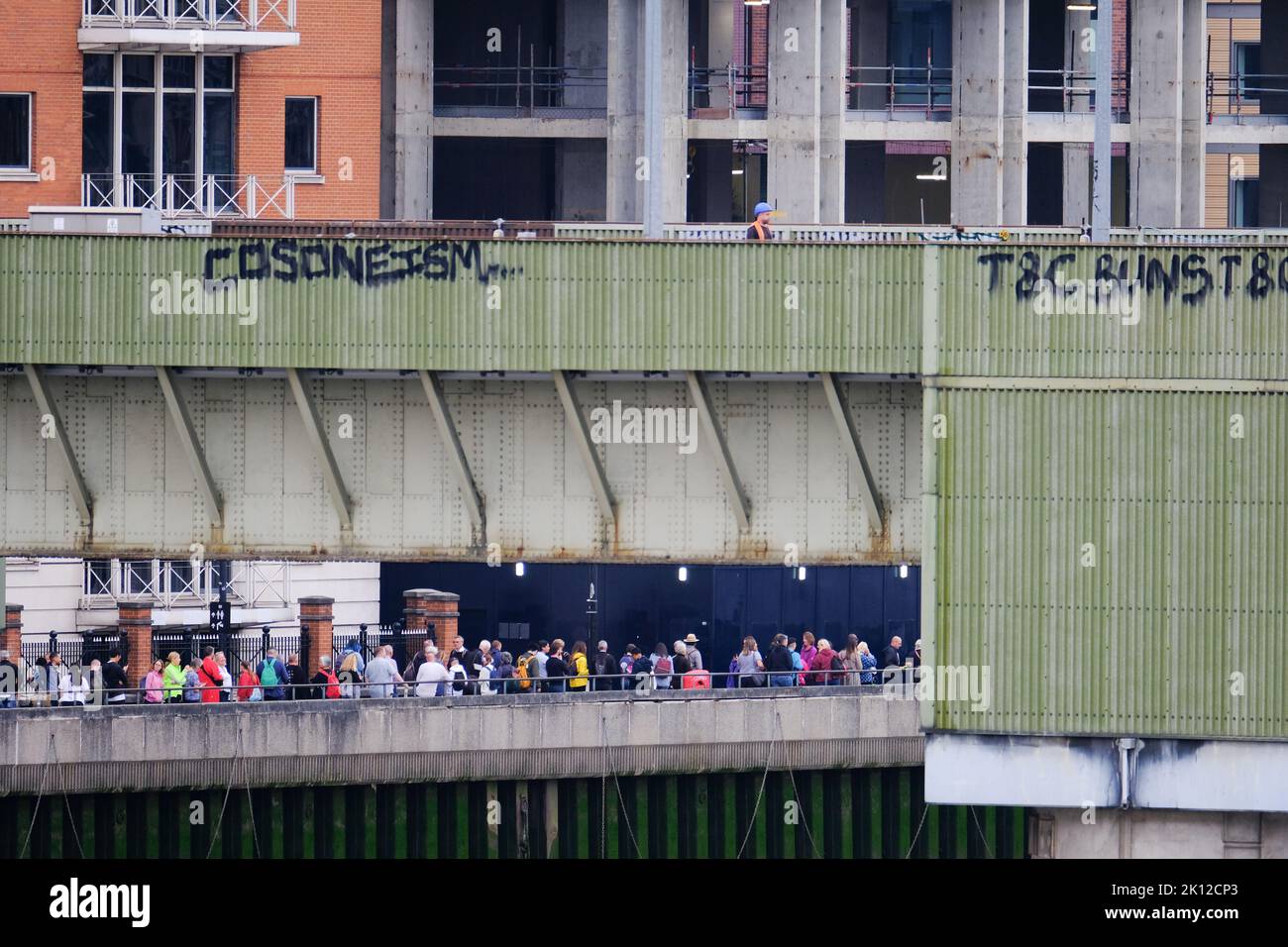 Queue to view the Queen laying in state stretching from Westminster ...