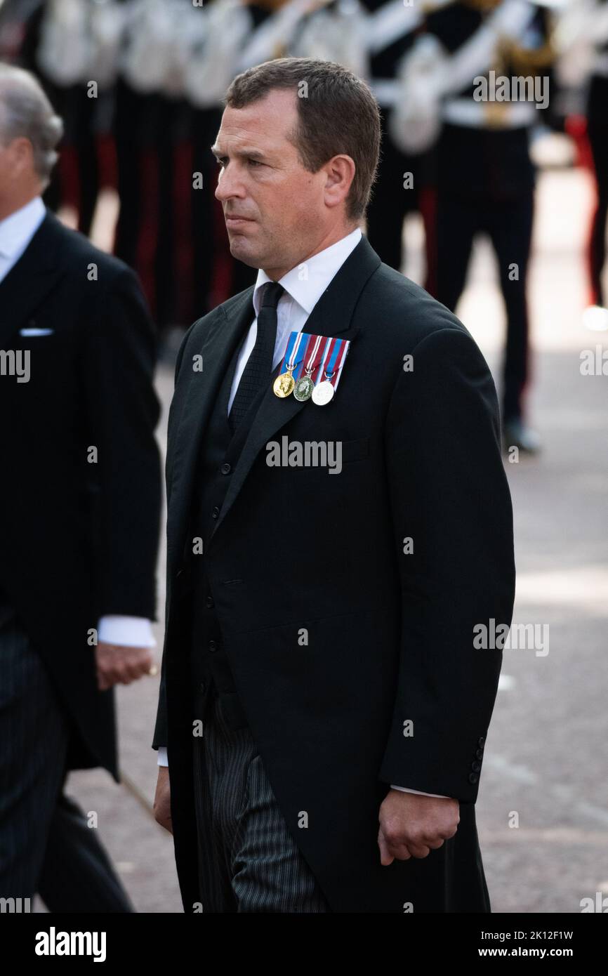 The coffin carrying Queen Elizabeth II photographed along The Mall ...
