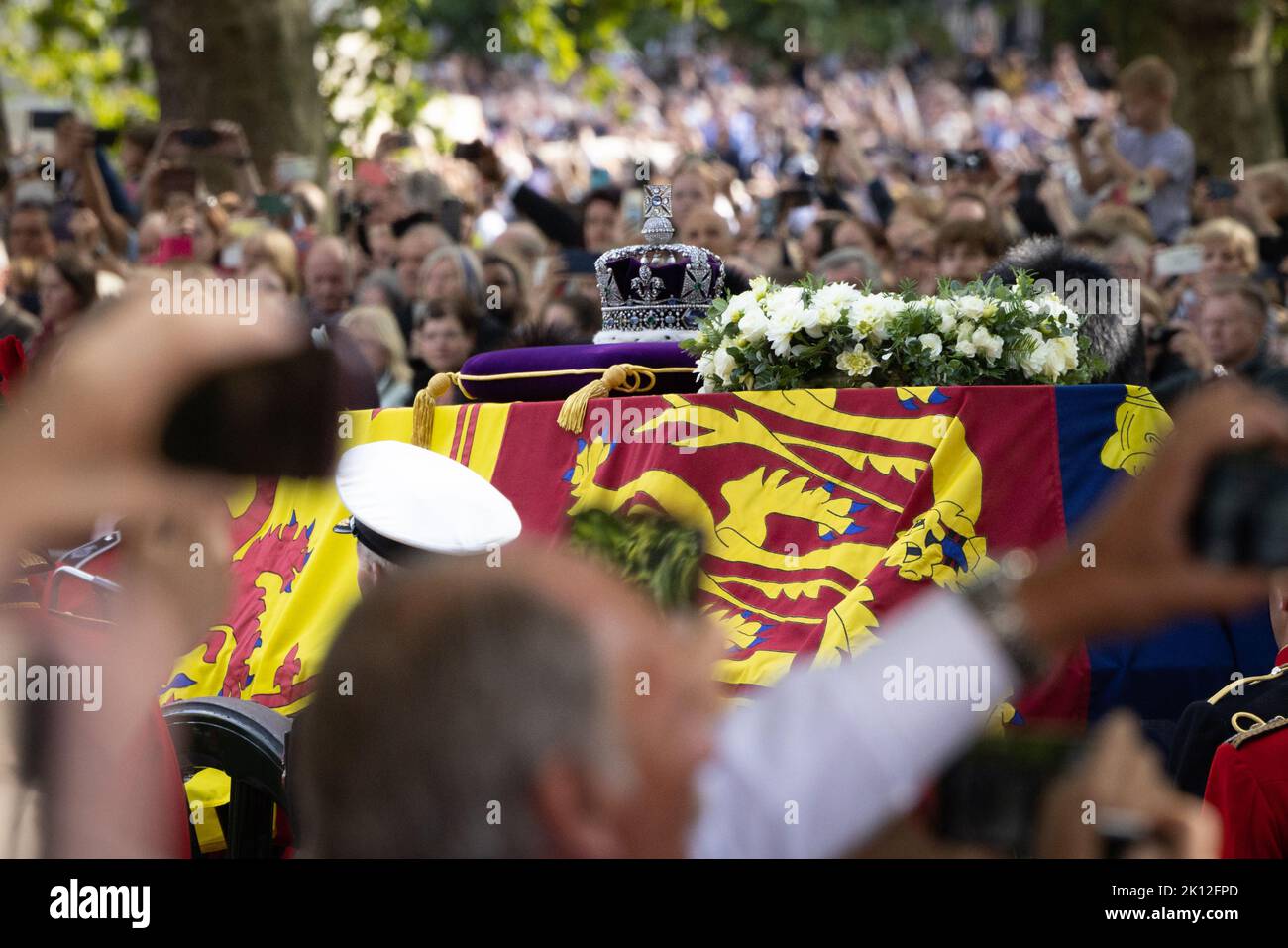 The coffin carrying Queen Elizabeth II photographed entering Horse ...