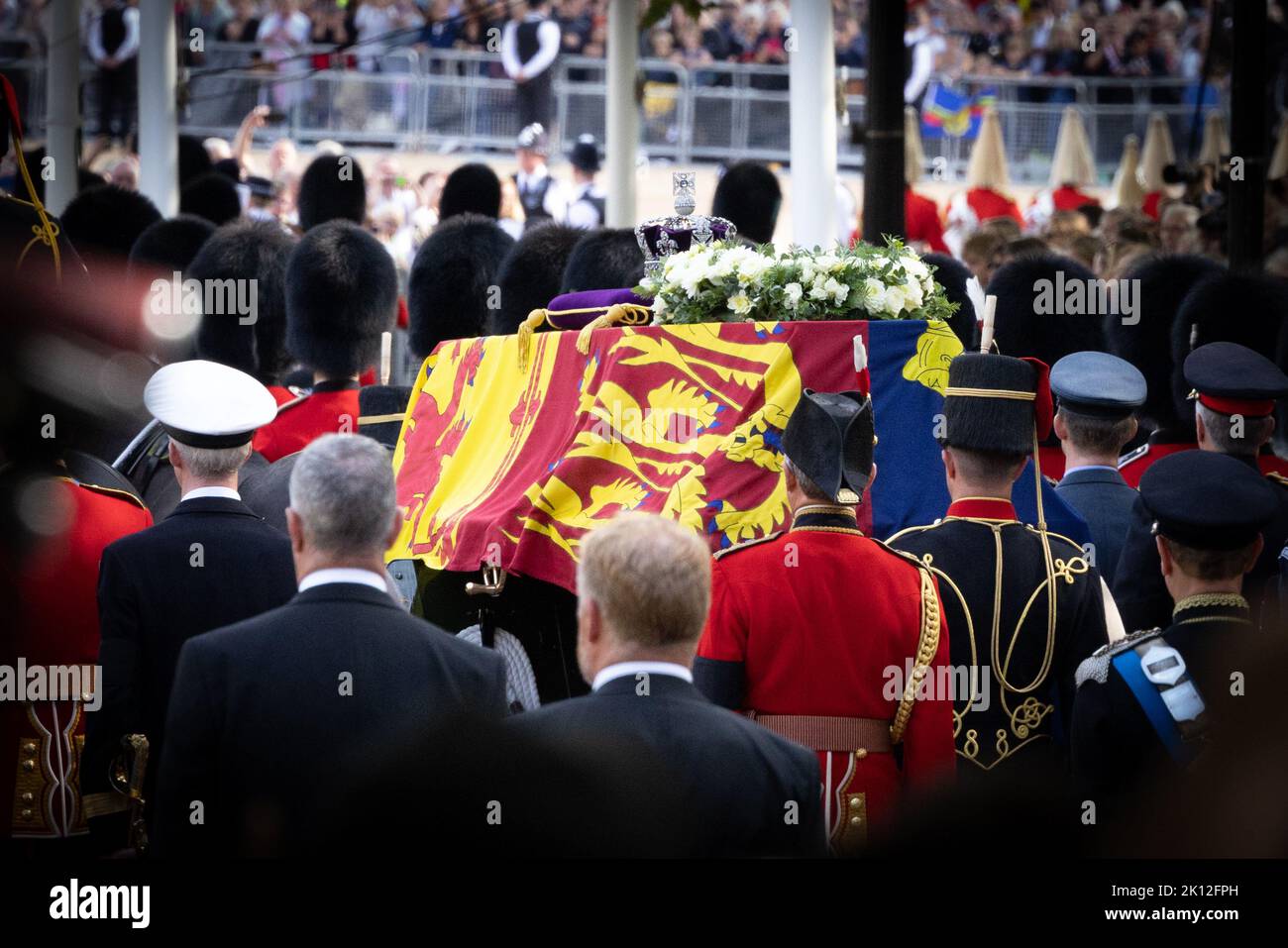 The coffin carrying Queen Elizabeth II photographed entering Horse ...