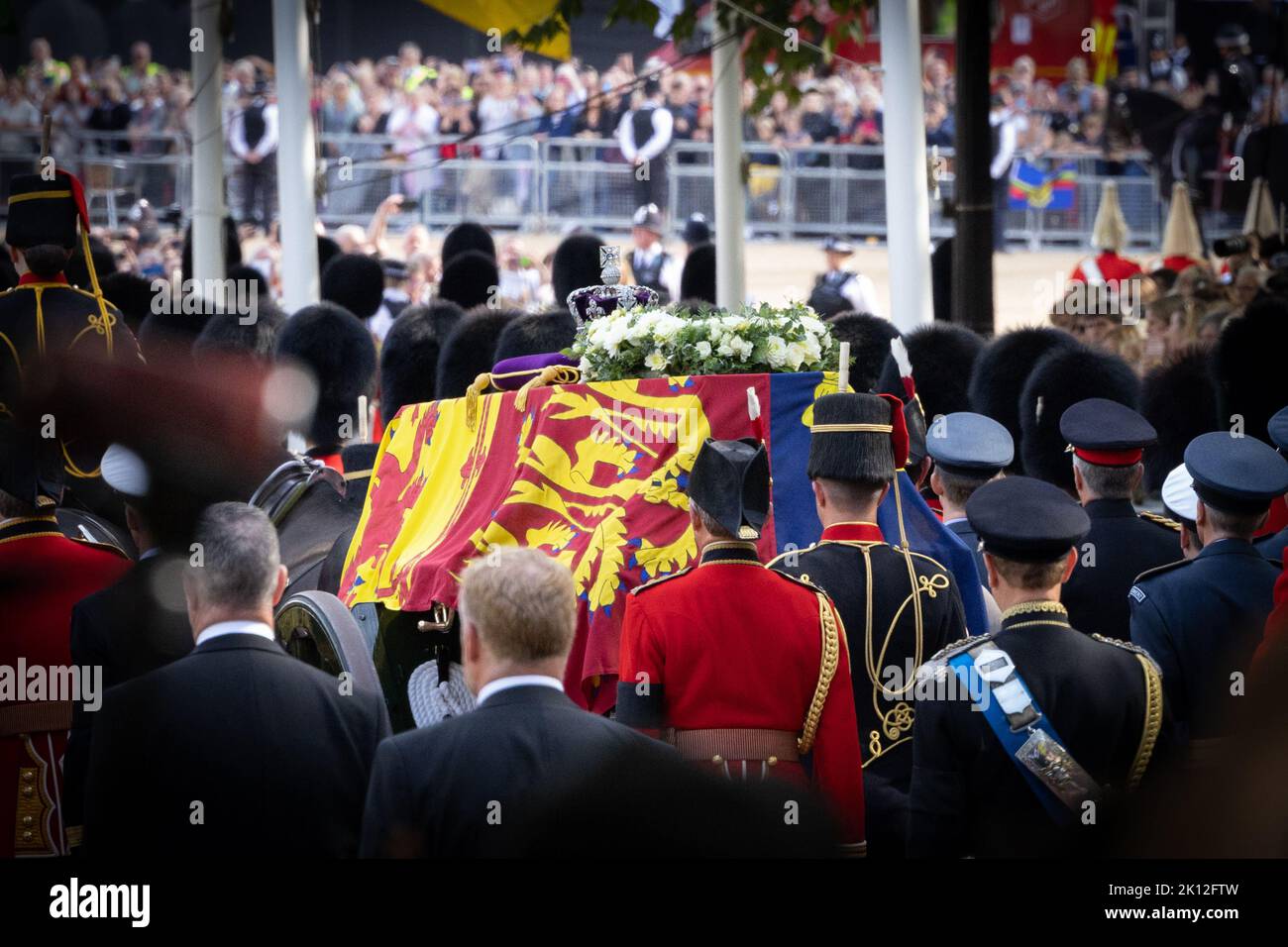 The coffin carrying Queen Elizabeth II photographed entering Horse ...