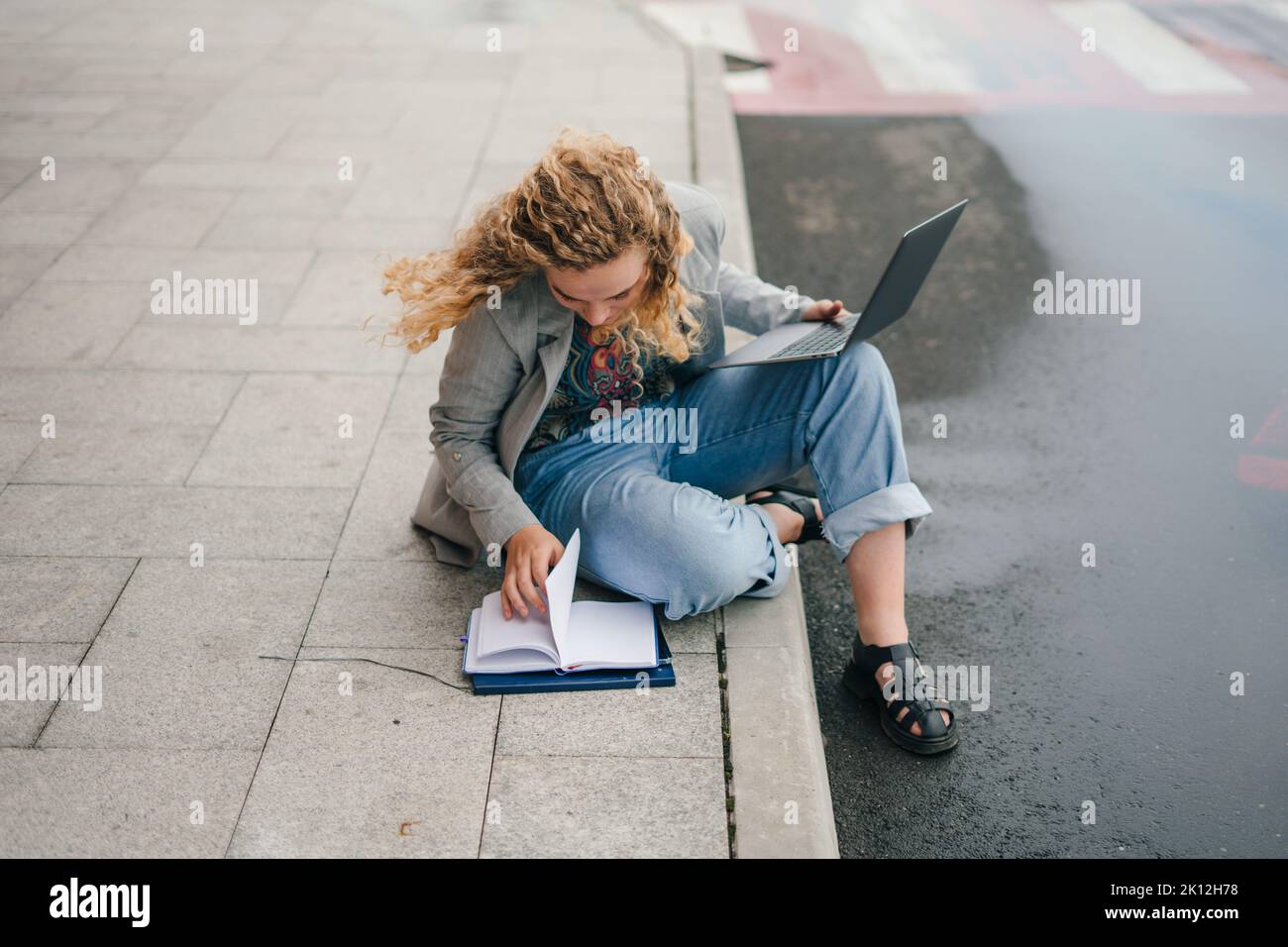 Student notes outside area hi-res stock photography and images - Alamy