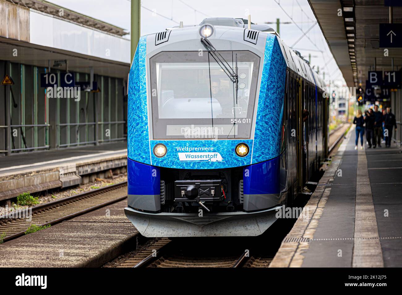 15 September 2022, Lower Saxony, Hanover: A hydrogen train (model ...