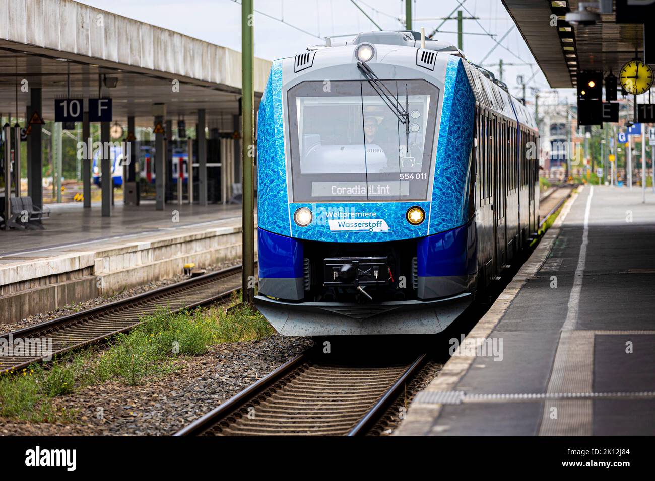 15 September 2022, Lower Saxony, Hanover: A hydrogen train (model ...