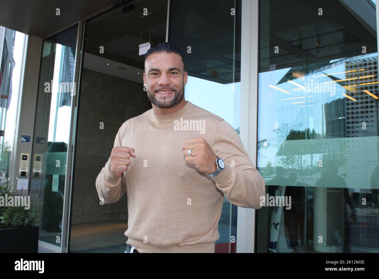 Mahmoud Charr bei der Ankunft zu den HERQUL Awards 2022:Die German ...