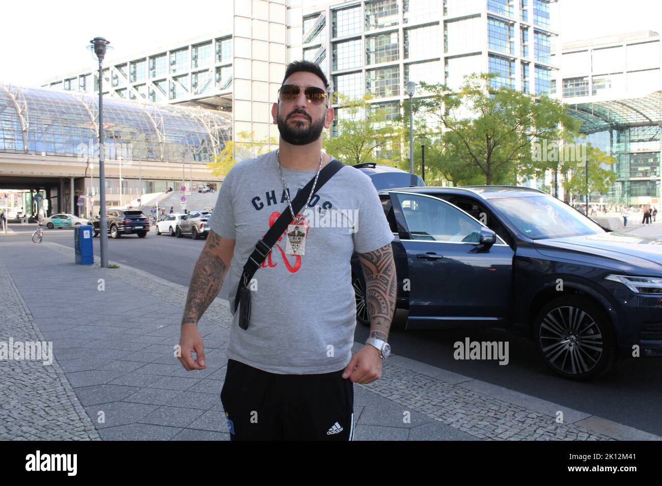 Milad Nejad aka Milonair bei der Ankunft zu den HERQUL Awards 2022:Die ...