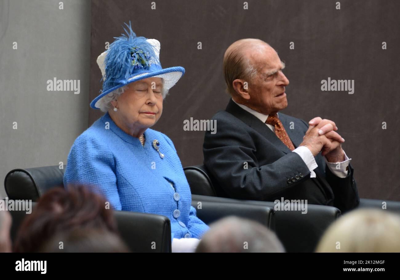 HRH QUEEN ELIZABETH II ALONG WITH HRH PRINCE PHILIP THE DUKE OF ...