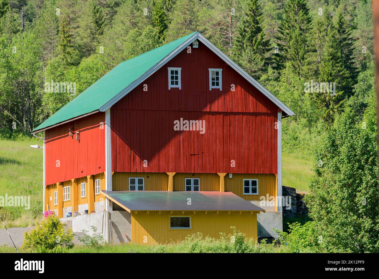 Yellow farm house hi-res stock photography and images - Alamy