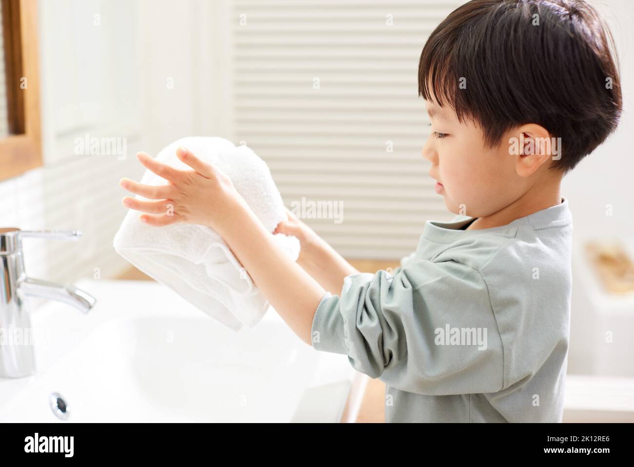 Japanese kid washing hands at home Stock Photo - Alamy