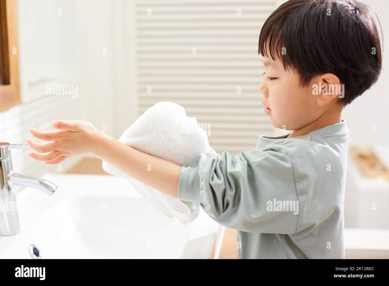 Japanese kid washing hands at home Stock Photo - Alamy