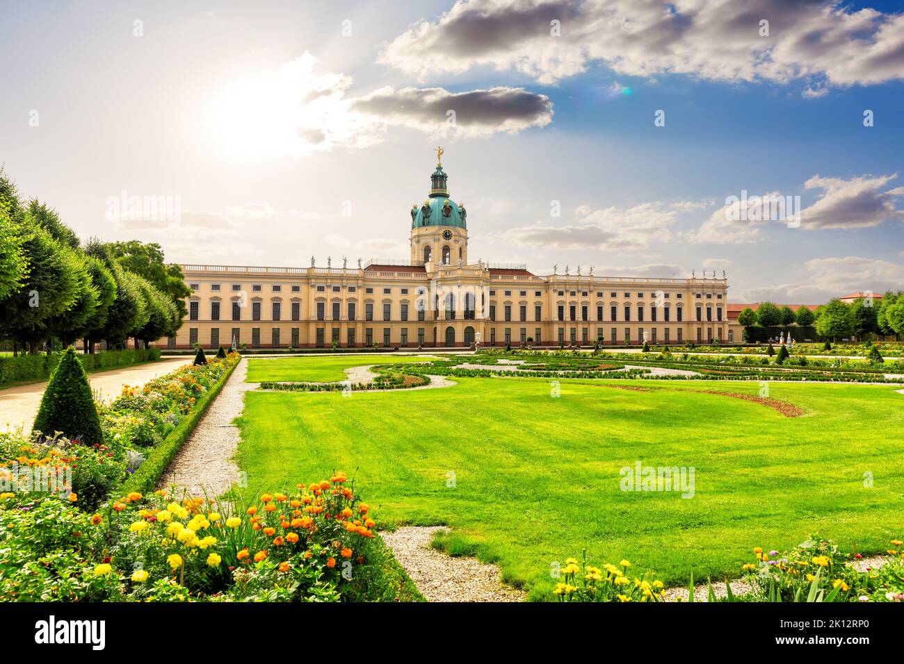 Old palace yard statue hi-res stock photography and images - Alamy