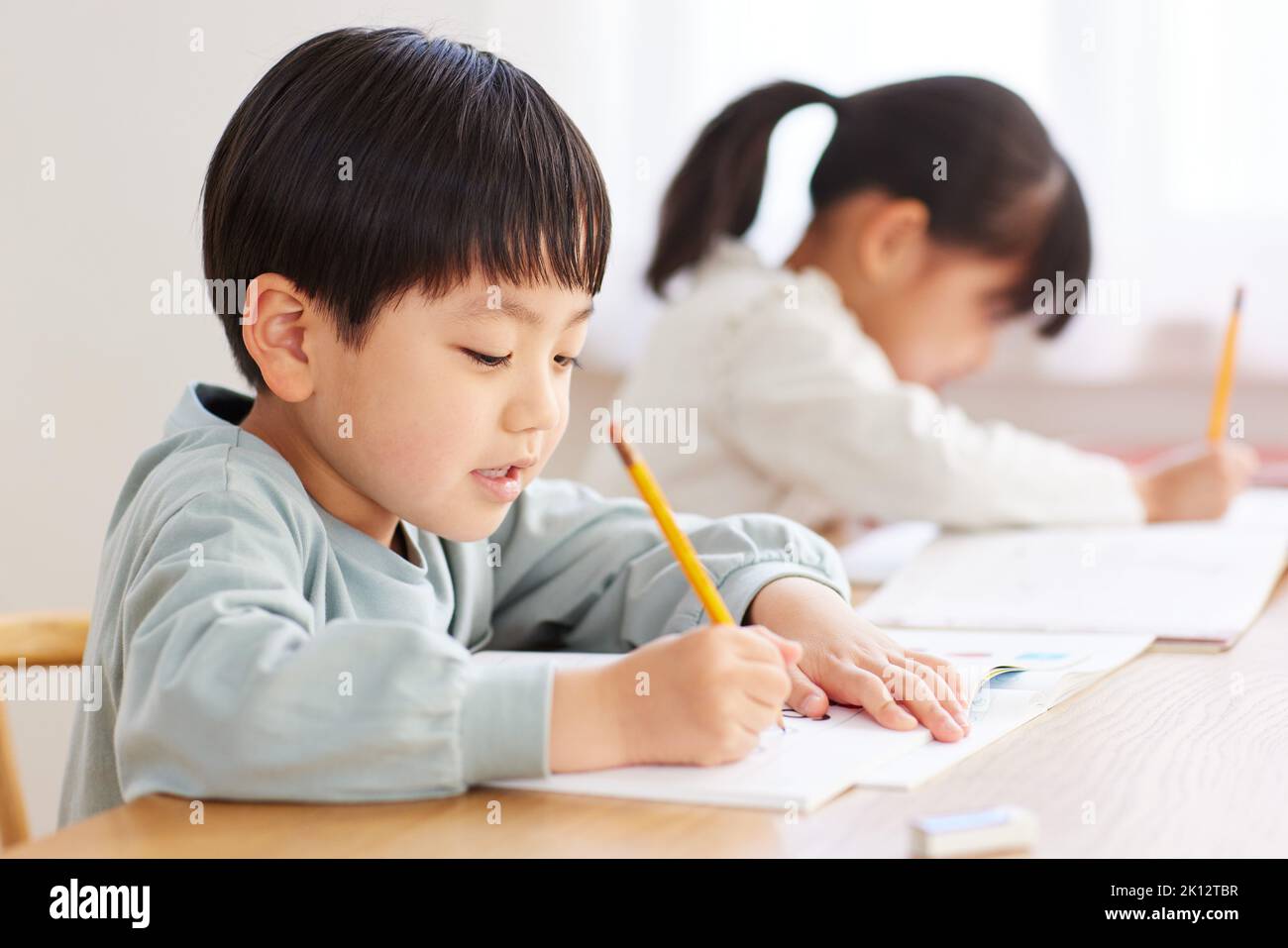 Japanese kids studying Stock Photo - Alamy