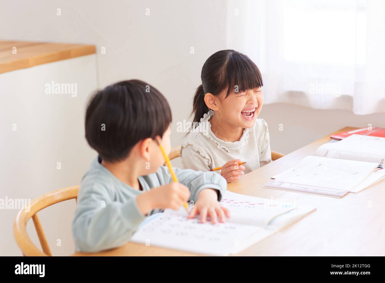 Japanese kids studying Stock Photo - Alamy