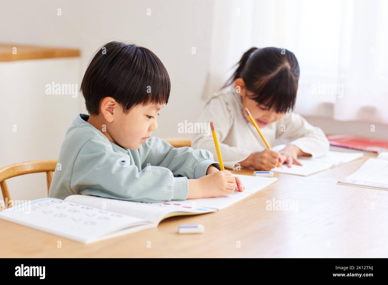 Japanese kids studying Stock Photo - Alamy