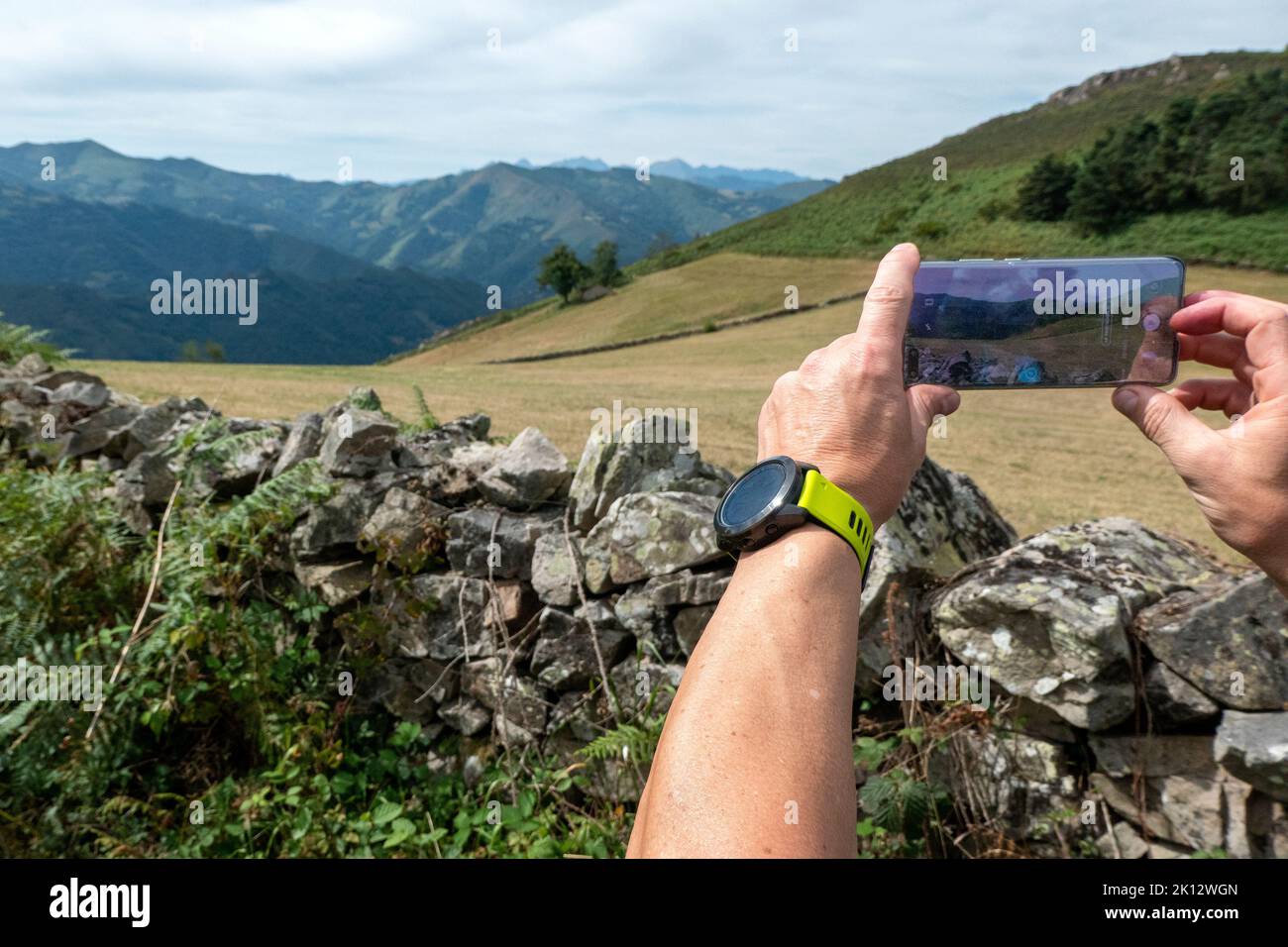 Teka picture with movil phone hi-res stock photography and images - Alamy