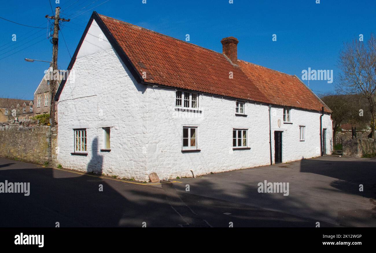 Village white house cottage hi-res stock photography and images - Alamy