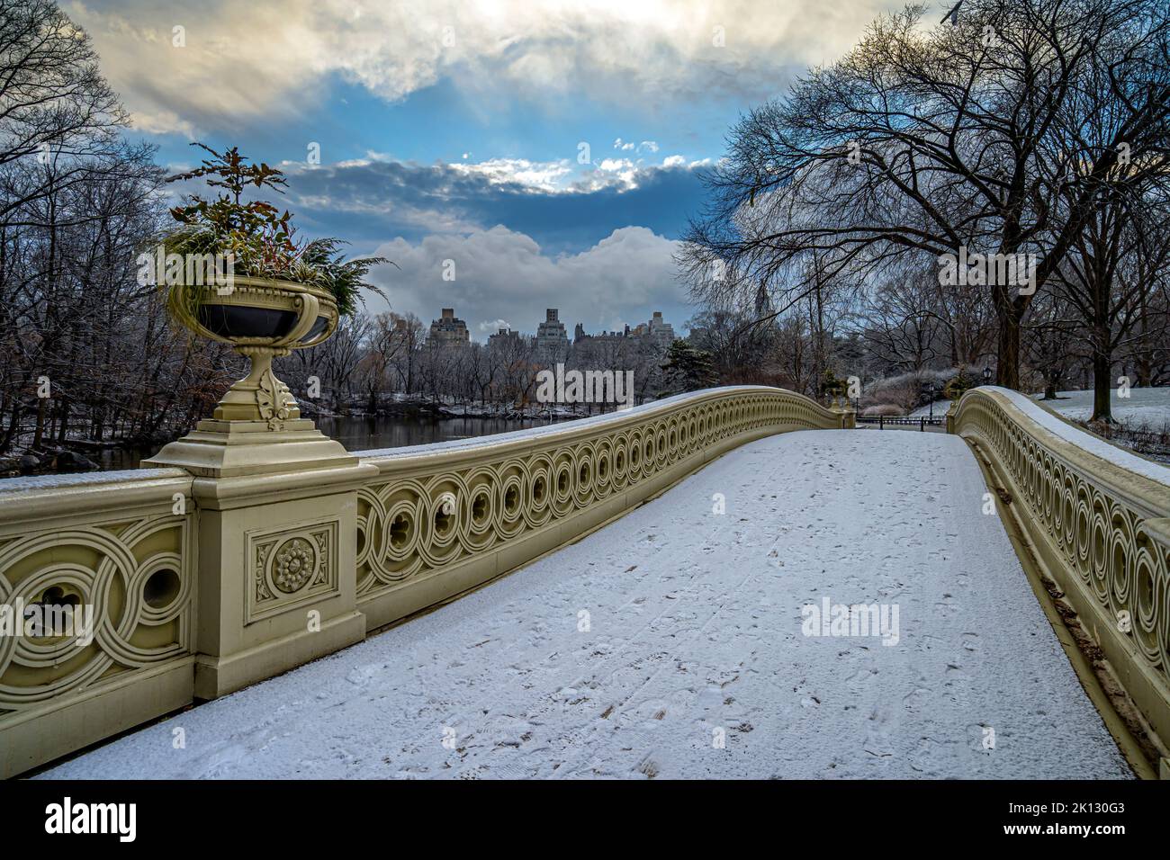 Bow bridge, Central Park, New York City Stock Photo - Alamy