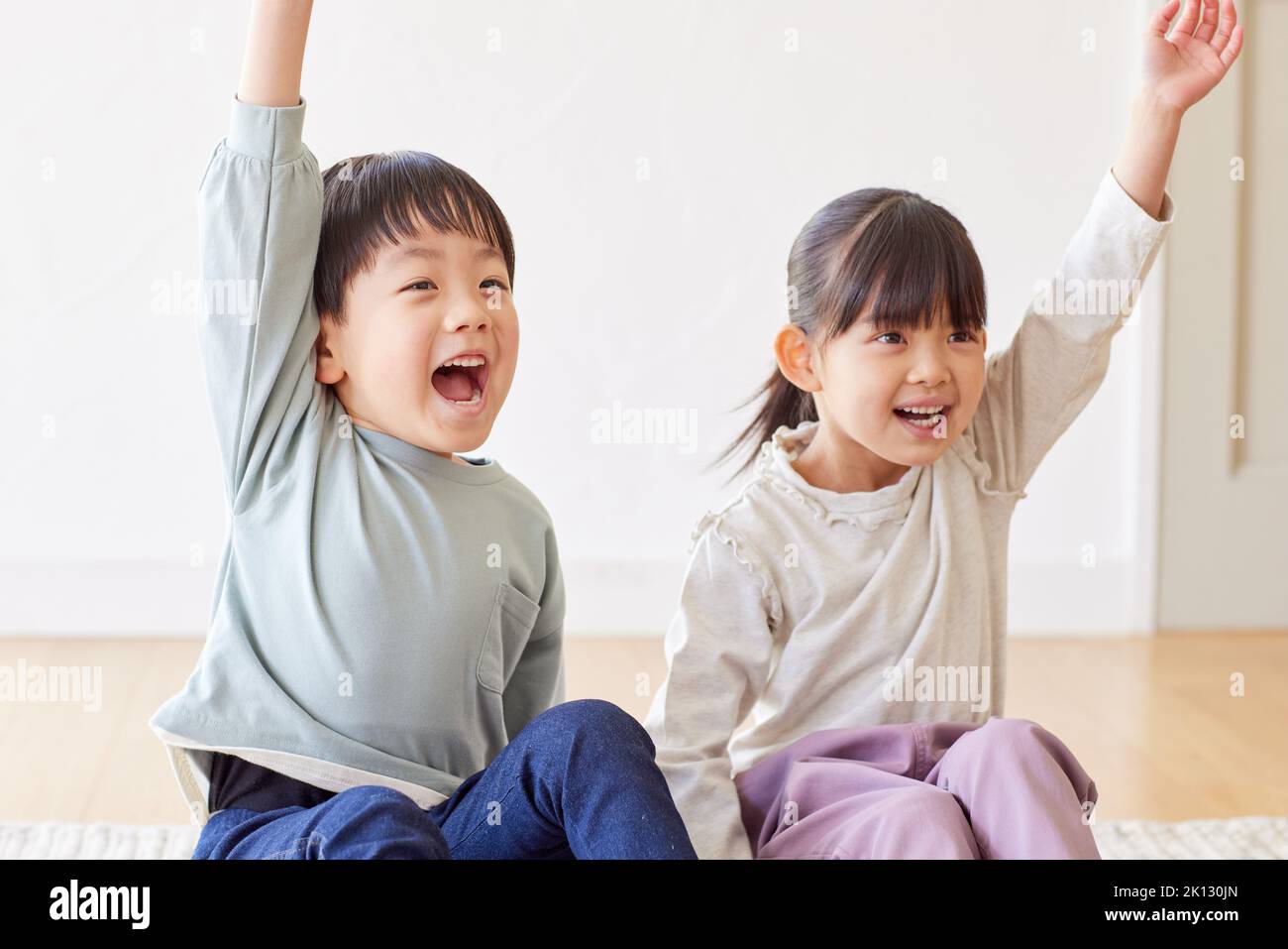 Kids raising hands answer hi-res stock photography and images - Alamy